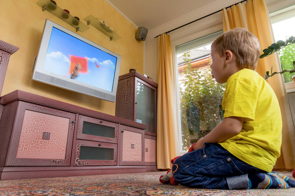 ¿Es bueno que los niños vean mucha televisión? - Eres Mamá