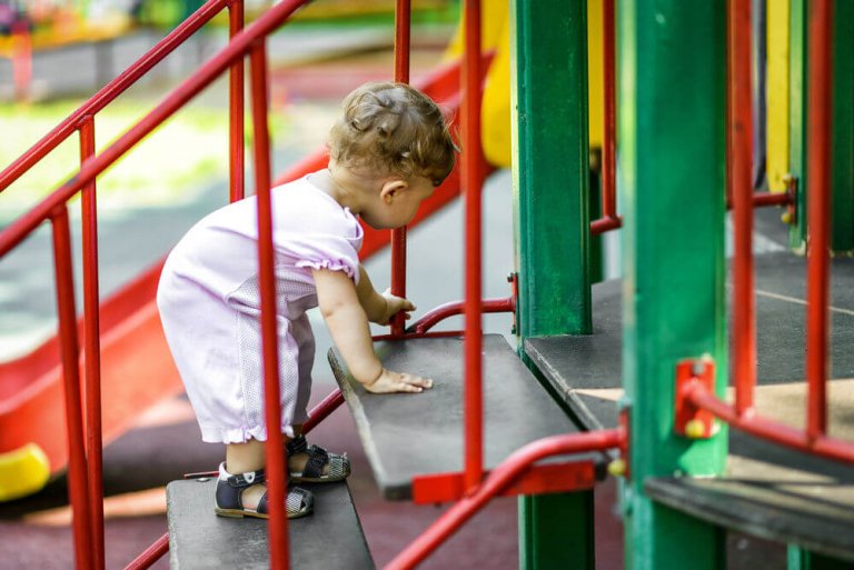 Por qué a los niños pequeños les encanta trepar - Eres Mamá
