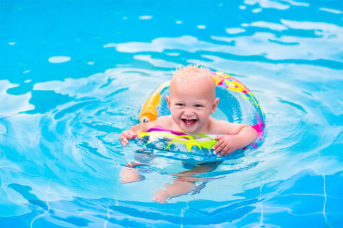 10 claves para proteger y cuidar a tu bebé en la piscina - Eres Mamá