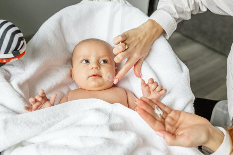 ¿Puedo ponerle crema solar al bebé si tiene menos de seis meses?